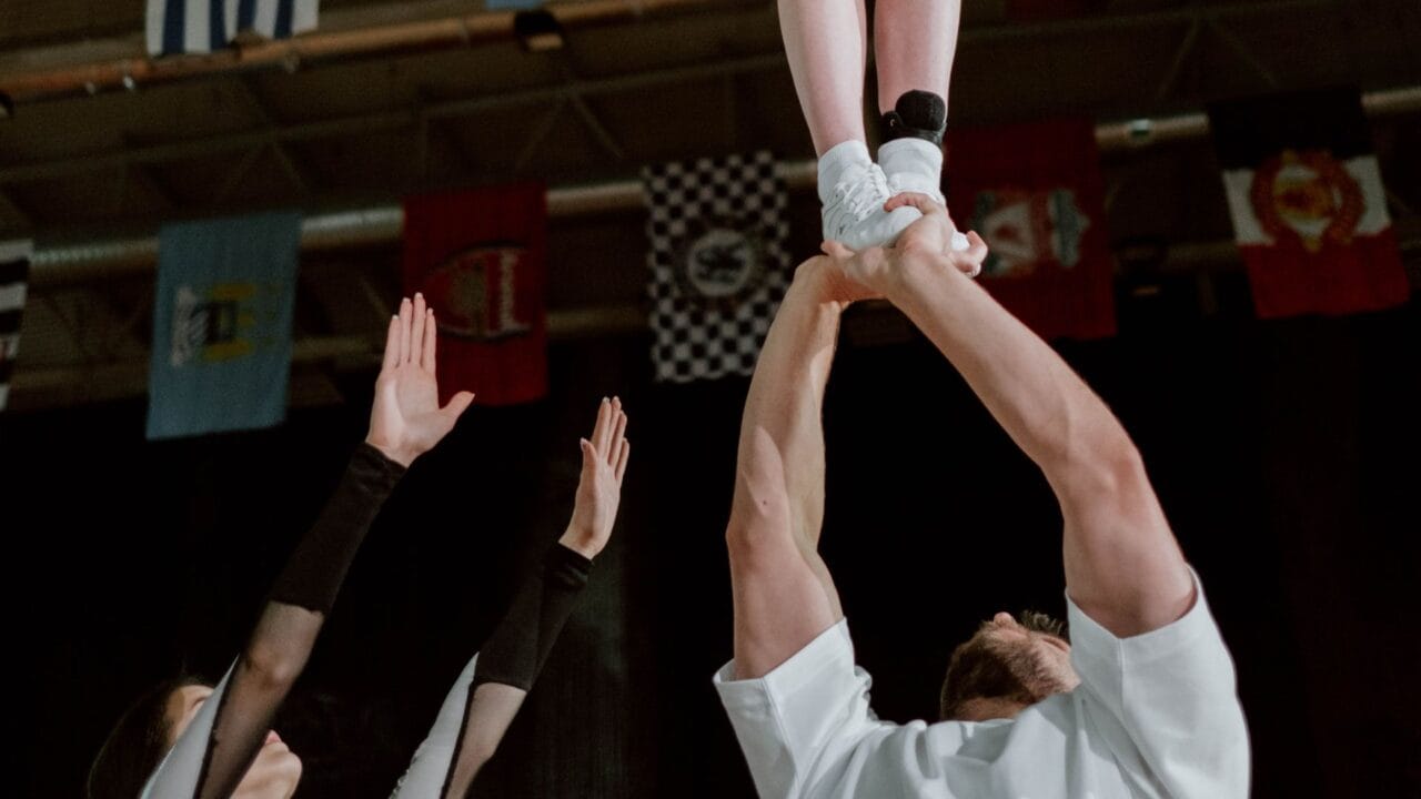La importancia del gesto Toss To Hands en Cheerleading - ARCOFADER